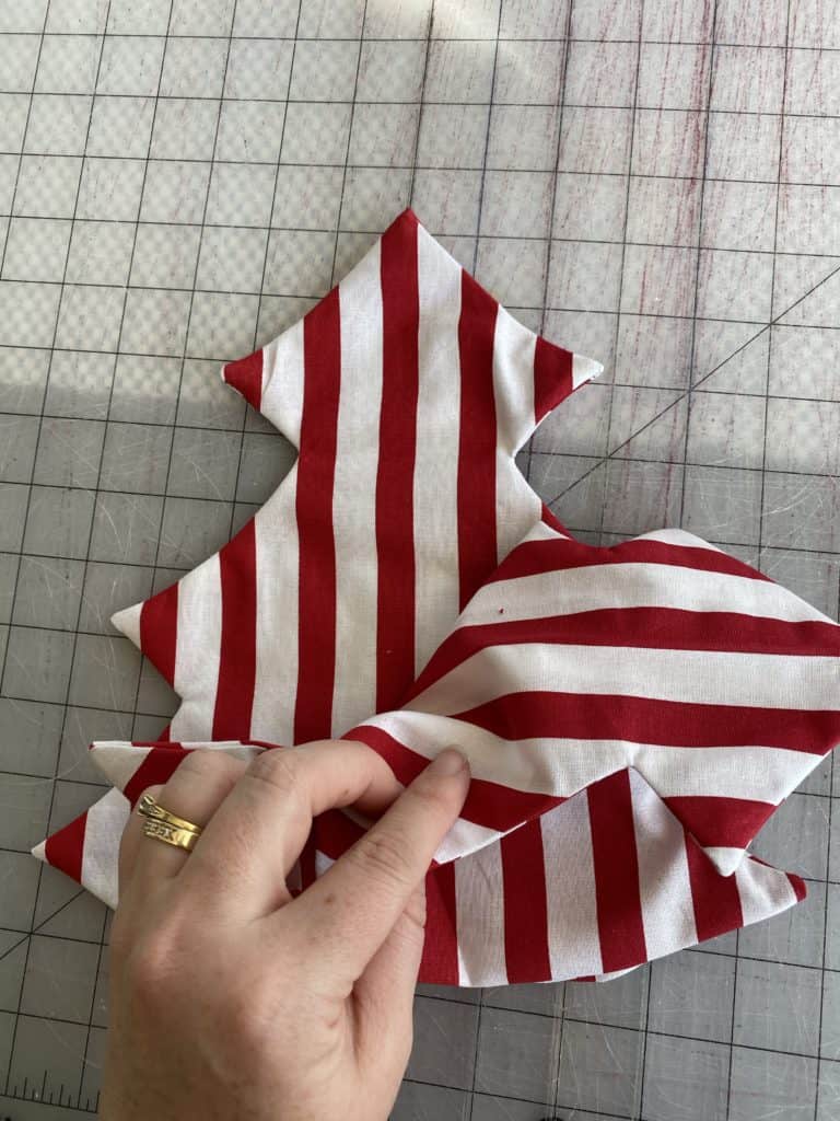 2019 Holiday Freebies :: Festive Fabric Trees - Patterns for Pirates